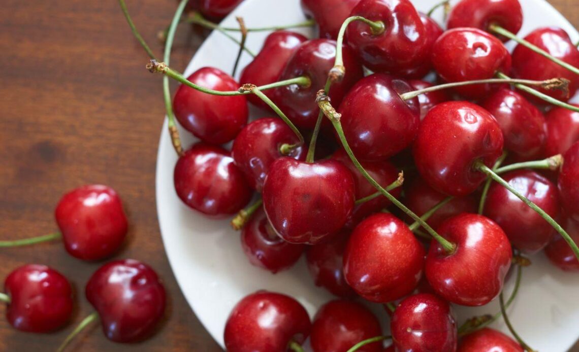 Cereja: Conheça os benefícios desta fruta da época - MAGnetik